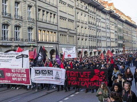Manifestation anti-WEF bruyante mais pacifique à Berne - RTN votre ...