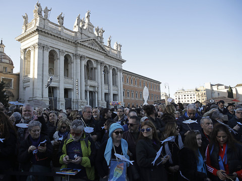 Grande manifestation antifasciste des « sardines » à Rome - RFJ votre ...