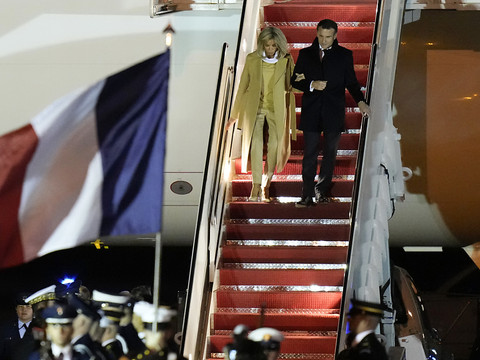 Macron est arrivé aux Etats-Unis pour une visite de trois jours - RTN votre radio régionale