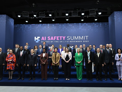 Les Etats-Unis, la Chine et l'UE signent une déclaration sur l'IA - RTN votre radio régionale