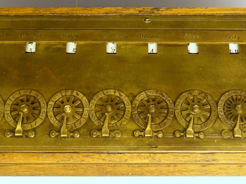 Christie's suspend la vente de la machine à calculer de Pascal - RTN ...