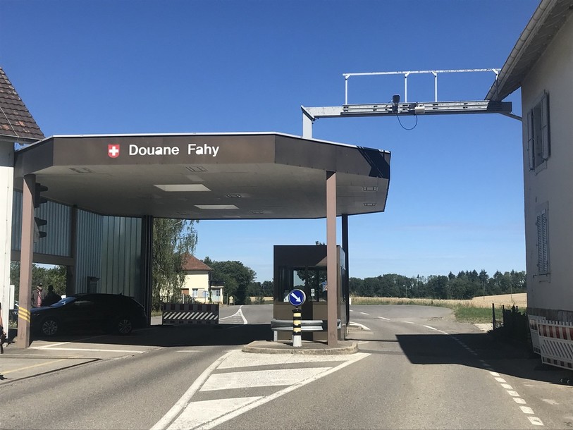 Une voiture de luxe importée illégalement en Suisse - RFJ votre radio ...