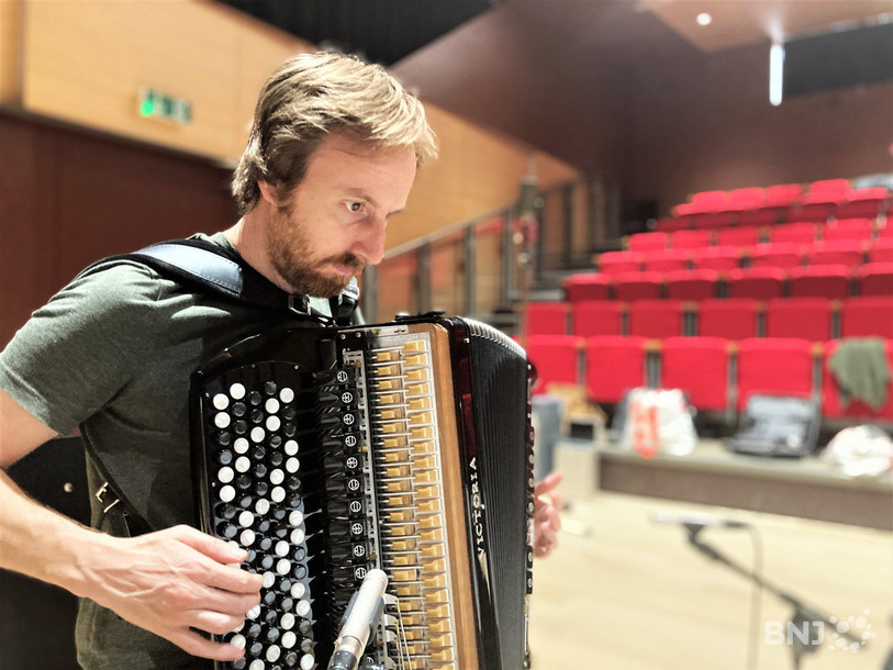 Café des Arts : Fabrice Bez compose Entre les lignes - RFJ votre radio ...