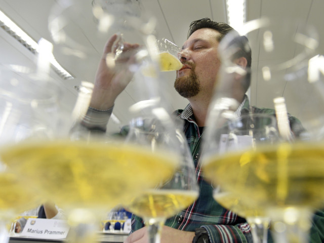 Roger Brügger est champion suisse des sommeliers de la bière - RFJ ...