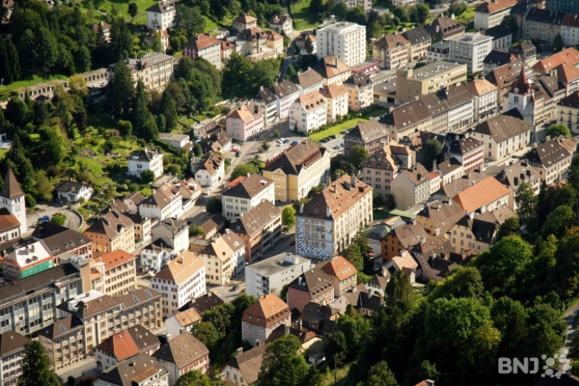 Brigandage à la Coop du Locle : trois personnes arrêtées - RTN votre ...