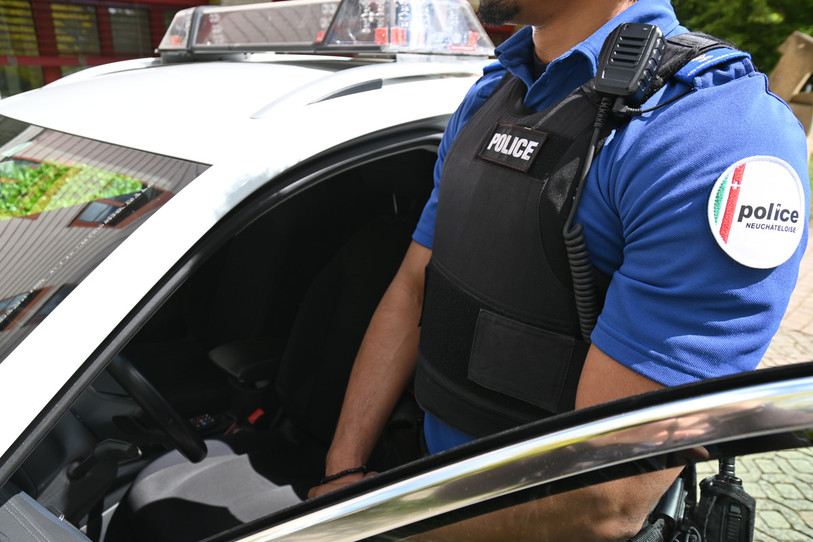 Nouvel uniforme pour la Police neuchâteloise - RTN votre radio régionale