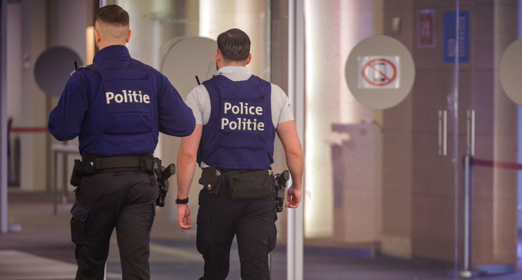 Un car scolaire percuté par un train en Belgique, plusieurs morts - RTN ...
