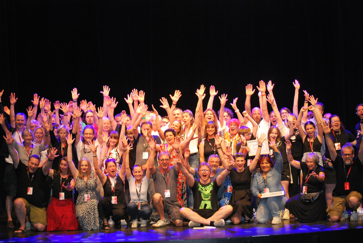 La compagnie neuchâteloise de théâtre amateur « La Mouette » en haut du ...