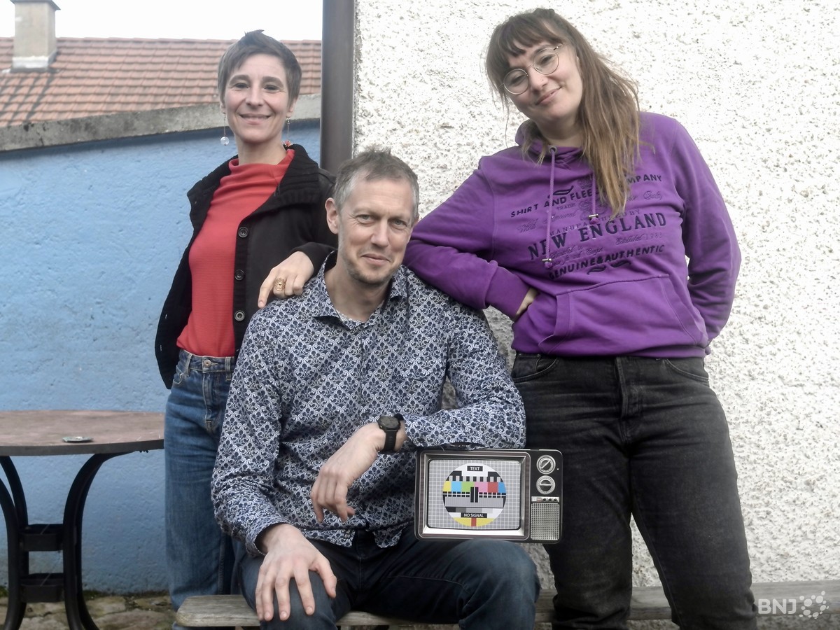 Laure Donzé et Emilienne face à l'image - RFJ votre radio régionale